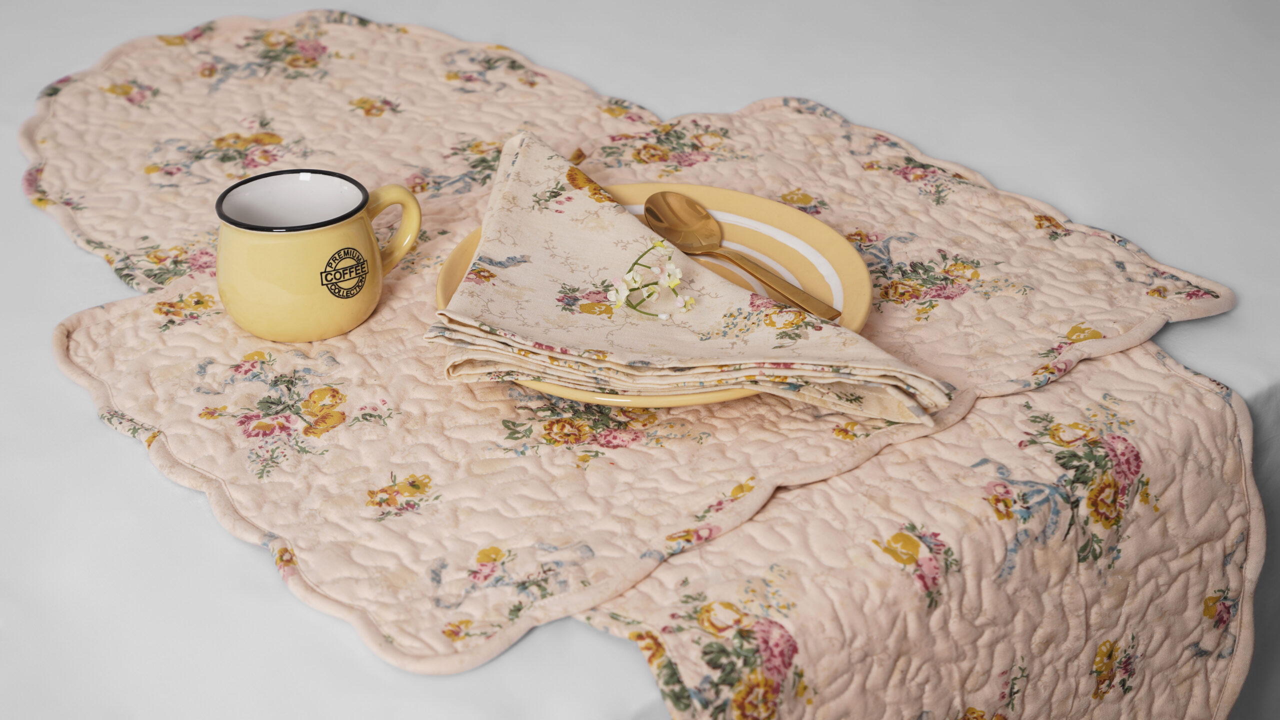 Vintage Ribbon Rose Quilted Table Runner – Belleven
